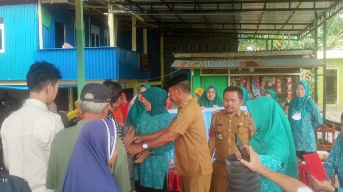 PKK Barru Salurkan Bantuan untuk 19 Korban Angin Puting Beliung di Desa Pancana - Tribun-timur.com