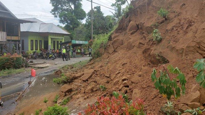 Tiga Rumah Warga Terdampak Longsor di Jalan Poros Enrekang-Tana Toraja - Tribun-timur.com
