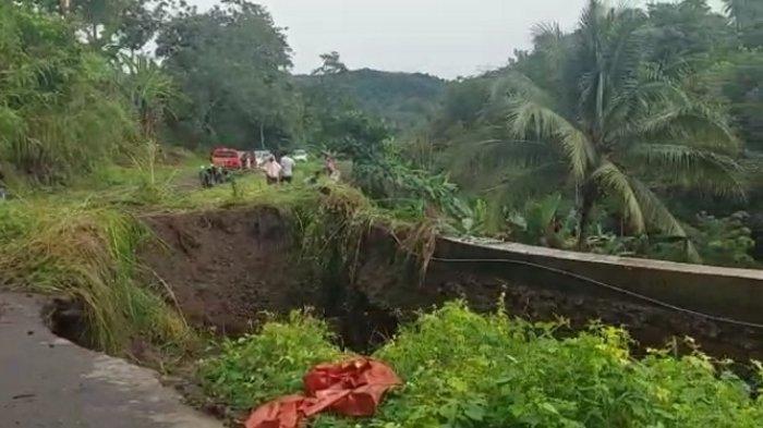 Waspada! Tanggul Jalan Poros Bulupoddo-Sinjai Kota Longsor - Tribun ...