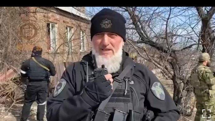 Sambil Tertawa, Tentara Chechnya Serang Militer Ukraina Pakai Meriam ...