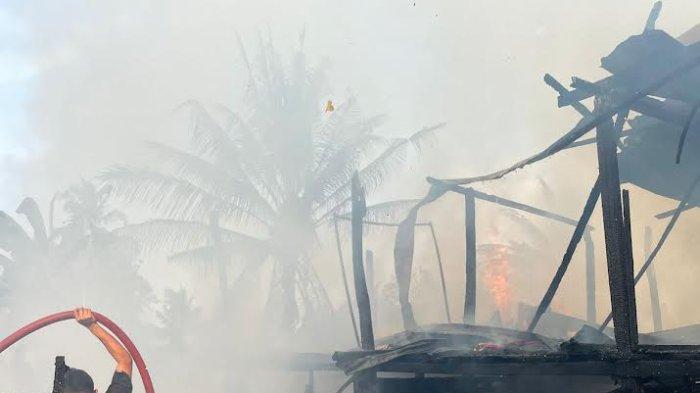 Kronologi 3 Rumah di Bone Hangus Terbakar, Kerugian Ditaksir Rp500 Juta - Tribun-timur.com