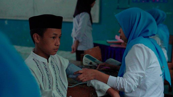 Meski di Ketinggian 900 MDPL, Warga Tompo Bulu Pangkep Sulsel Bisa Internetan dan Periksa ...