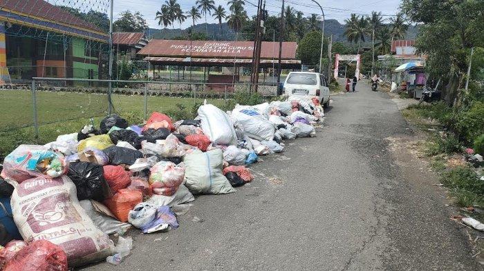 Jorok! Sampah Menumpuk Dekat Alun-alun Kecamatan Alla Enrekang Timbulkan Bau Tak Sedap - Tribun ...