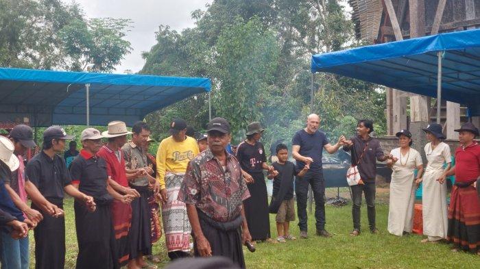 Turis Mancanegara Ikut Ritual Ma'badong Adat Toraja untuk Almarhum Ne ...