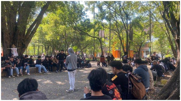 Mahasiswa UNM Menuju Fly Over Makassar Demo Hari Buruh 2025 - Tribun ...