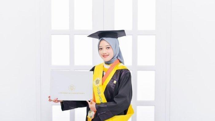 Kisah Ulfatun Nikmah Anak Buruh Sukses Raih Gelar Magister di UGM, Dulu Bercita-cita Jadi Dokter ...
