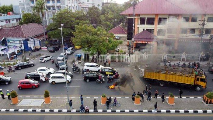Foto Drone Tolak Jokowi 3 Periode, Mahasiswa Halang Truk, Bakar Ban dan Bikin Kemacetan - Tribun ...