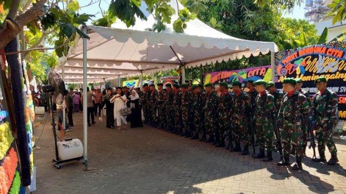 Terisak, Anak Amin Syam Serahkan Jenazah Ayahnya ke Gubernur Sulsel ...