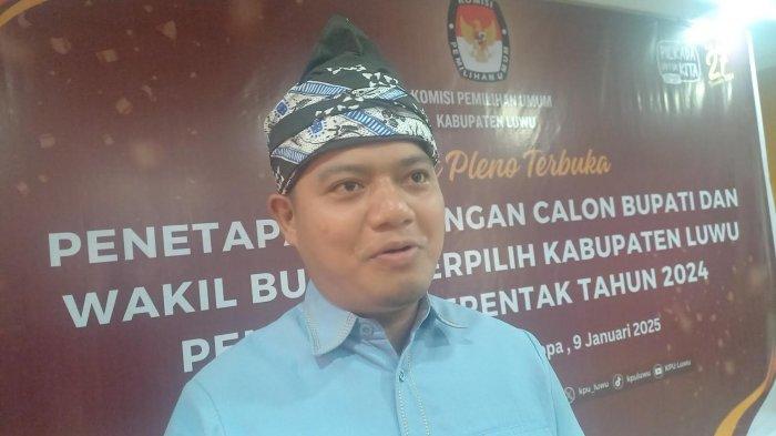 Makna Ikat Kepala 'Pasappu' Dipakai Dhevy Bijak saat Pentapan Bupati ...