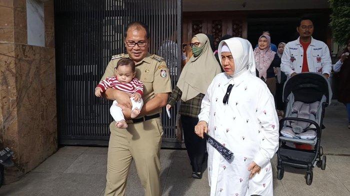 Danny Pomanto Gendong Cucu Menuju TPS - Tribun-timur.com