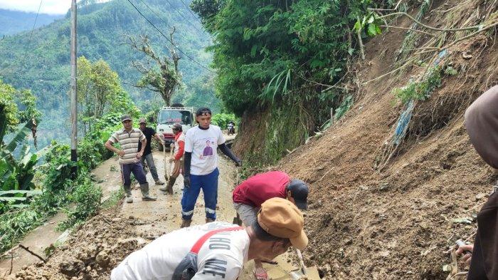 Longsor Tutup Jalan Penghubung di Buntu Batu, Warga Gotong Royong Bersihkan Material - Tribun ...