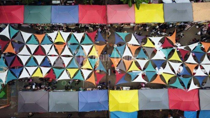 Foto Drone: Indahnya Stand Pasar Ramadan di Halaman Gedung Mulo ...
