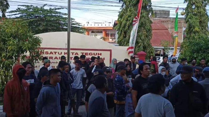 Warga Maroneng Geruduk Pengadilan Negeri Pinrang Sulsel, Lempar Batu ...