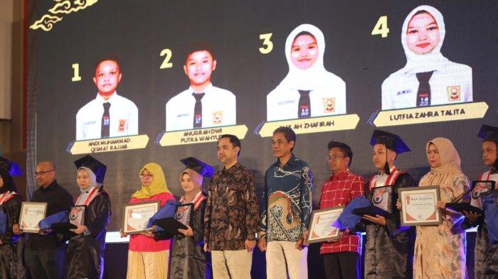 Wisuda ke-7 SMP Telkom Makassar Berlangsung Seru dan Haru, 100 Persen Siswa Lulus - Tribun-timur.com