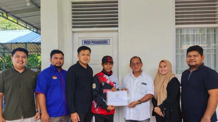 Ketua YPUP Serahkan Beasiswa kepada 2 Mahasiswa Berprestasi di Pomnas XVII - Tribun-timur.com