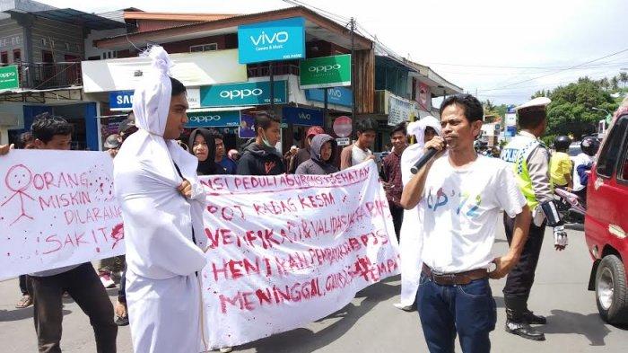 Bawa 'Pocong', Demonstran di Majene Soroti Pembayaran Iuran BPJS ...