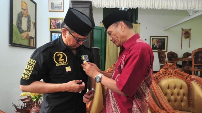 Datu Luwu Sematkan Lencana Kerajaan ke Agus AN, Ini Maknanya - Tribun ...