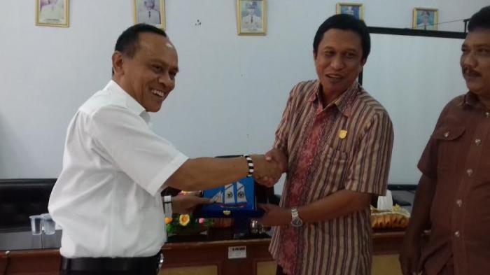 Ajiep Padindang Tinggalkan Cinderamata Plakat Gambar Perahu Phinisi ...