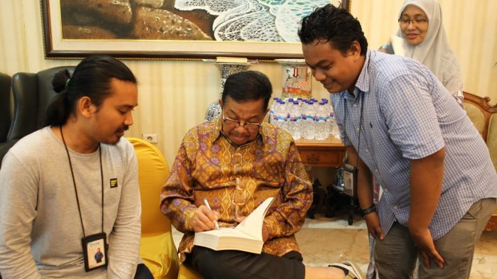 Aksa Mahmud Bagikan Buku Biografinya "Putra Ombak" Saat Open House ...