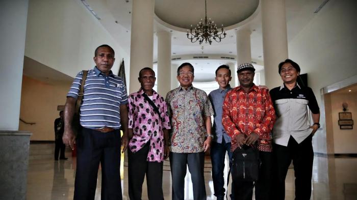 FOTO: Aksa Mahmud Bertemu Dewan Adat Papua - Tribun-timur.com