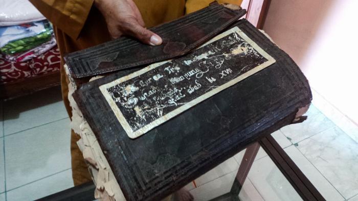MasyaAllah, Inilah Al-Quran dari Kulit Unta Abad 17 di Kampung Bugis ...