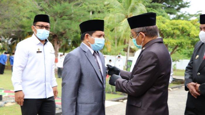 Ali Baal Masdar Beri Penghargaan Satya Lencana Karya Satya kepada 7 ASN ...