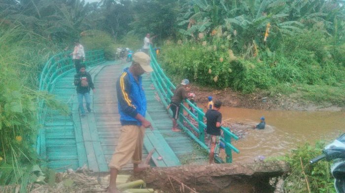 Jembatan Penghubung Lingkungan Toe dan Boki Pinrang Ambruk - Tribun ...