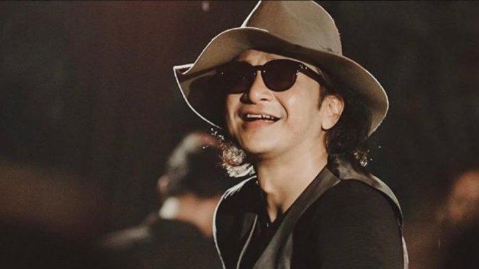 TRIBUNWIKI: Ajak Masyrakat Jangan Golput, Ini Profil Penyanyi Rock Andy ...