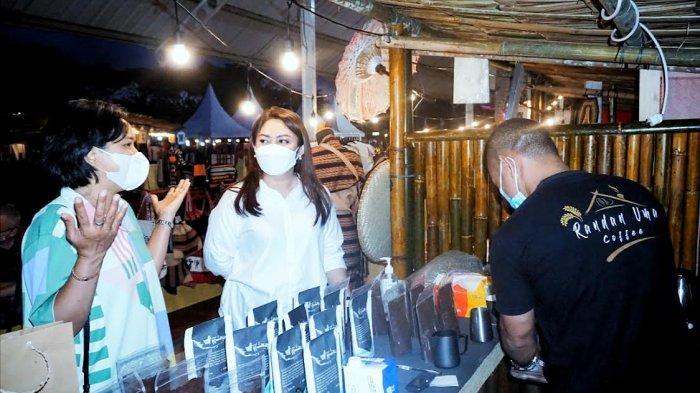 Hadiri Toraja Highland Festival, Anggota DPR RI Eva Stevany Rataba Beli ...