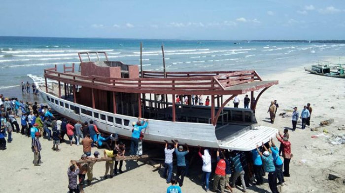 Tradisi Mendorong Kapal Pinisi di Pantai Tana Beru Bulukumba - Tribun ...