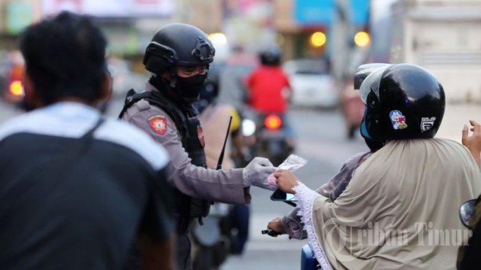 FOTO: Polres Pelabuhan Makassar Bagi Takjil di Jalan Ahmad Yani ...