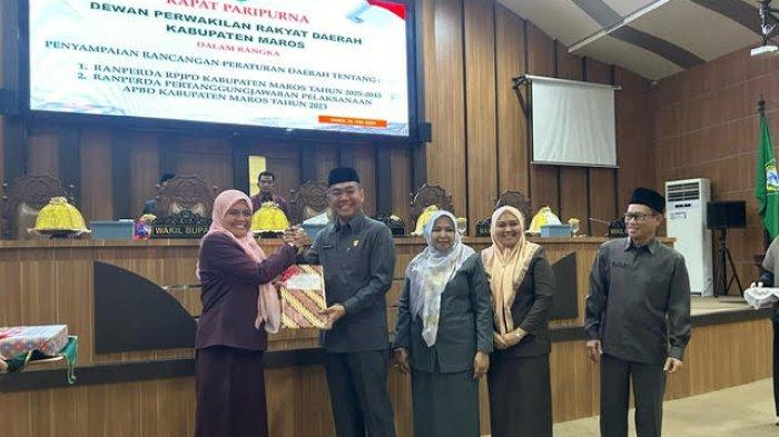 Pemkab Maros Serahkan Ranperda Pertanggungjawaban Pelaksanaan APBD 2023 - Tribun-timur.com