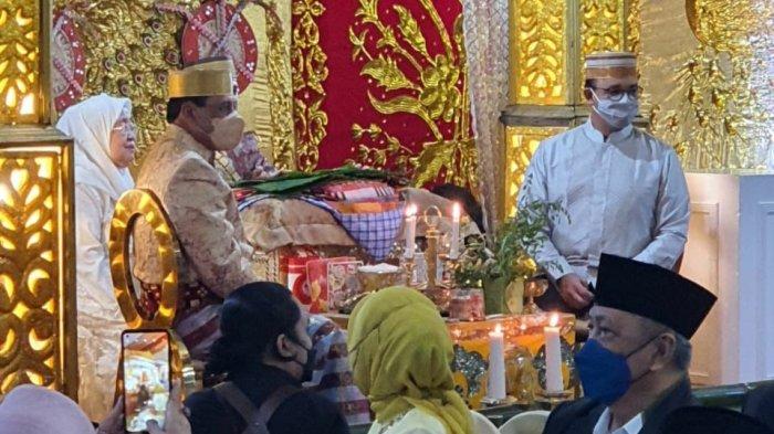 Lihat Gaya Anies Baswedan Kenakan Songkok Recca di Acara Mappacci Putra ...