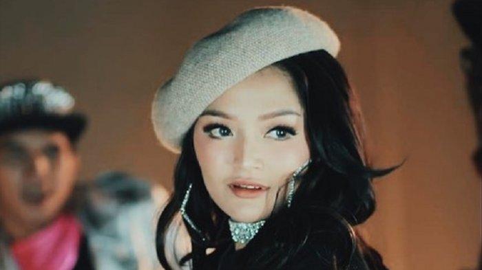 Setelah Heboh Foto Tanpa Busana di Kolam, Artis Siti Badriah Ungkap ...