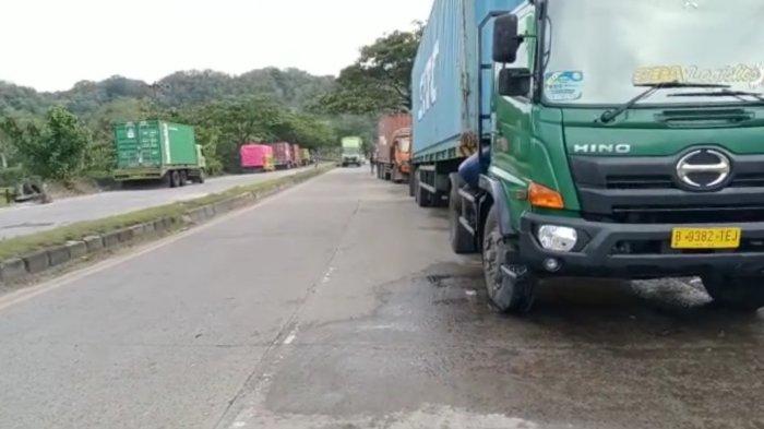 Truk Parkir dan Cuci Mobil di Badan Jalan Poros Barru Dikeluhkan Warga ...