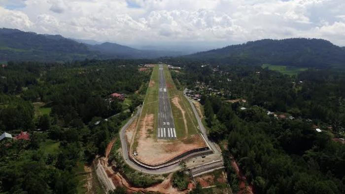 FOTO DRONE: Run Way Bandara Pongtiku Tana Toraja - Tribun-timur.com