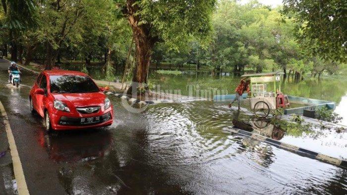 Foto Danau Unhas Meluap Mengakibatkan Genangan Air di Pintu Satu ...