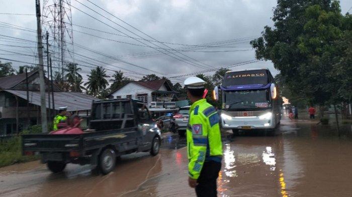 Banjir Meluap hingga Jalan Poros Makassar-Palopo, Polisi Turun Tangan - Tribun-timur.com