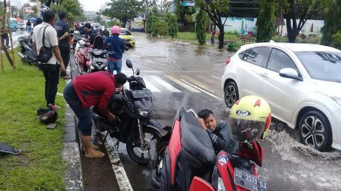 Jl Perintis Kemerdekaan Makassar Banjir, Sejumlah Motor Mogok - Tribun-timur.com