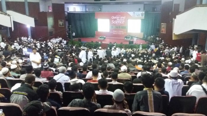 Zakir Naik Mau Ceramah, Ribuan Peserta Mulai Padati Baruga AP Pettarani ...