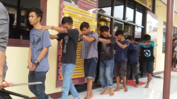 VIDEO: Diduga Begal, Tujuh Pemuda Diamankan Bersama Puluhan Anak Busur ...