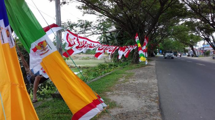 Penjual Bendera Merah Putih Mulai Ramai di Luwu Utara - Tribun-timur.com