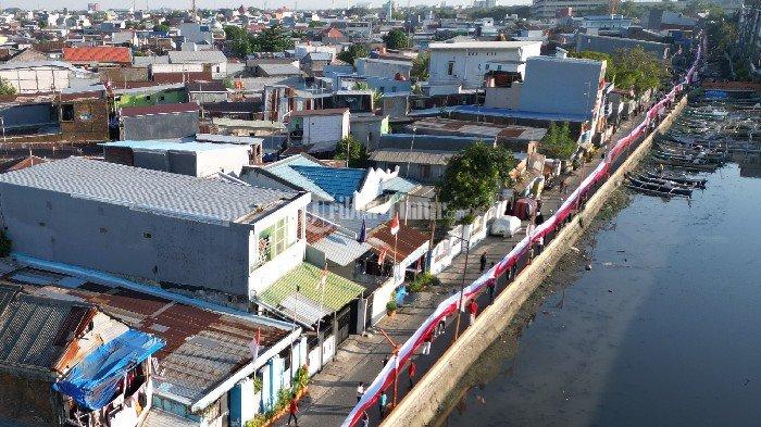 Masyarakat Pesisir Mariso Bentangkan Bendera Merah Putih Sepanjang 1 ...