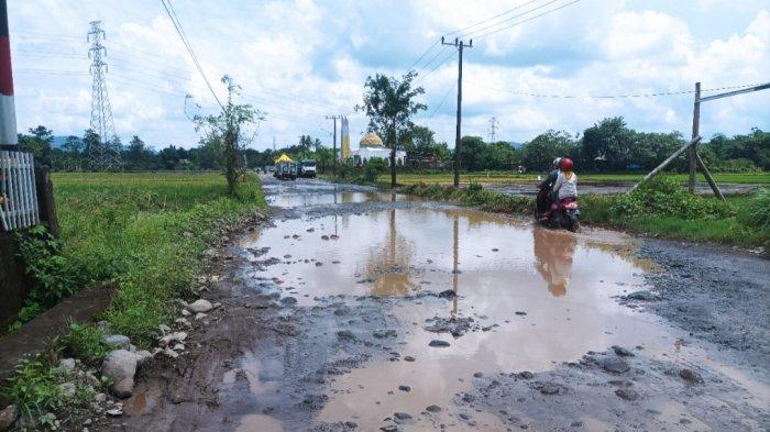 Ruas Jalan Poros Patalassang-Maros-Bili-bili Rusak Berat, Pengendara Motor Diminta Waspada ...