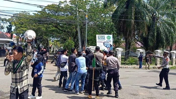 Demo Berujung Bentrok Aktivis HMI Vs Polisi di Mamuju Jadi Tontonan ...