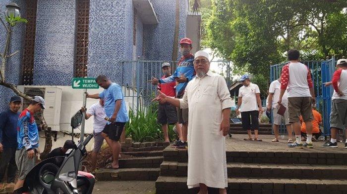 Perjaka Bukit Baruga Bersihkan Masjid - Tribun-timur.com