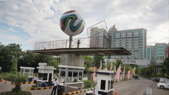 FOTO: Bola Raksasa Jelang Piala Dunia di di Hotel Clarion Makassar ...