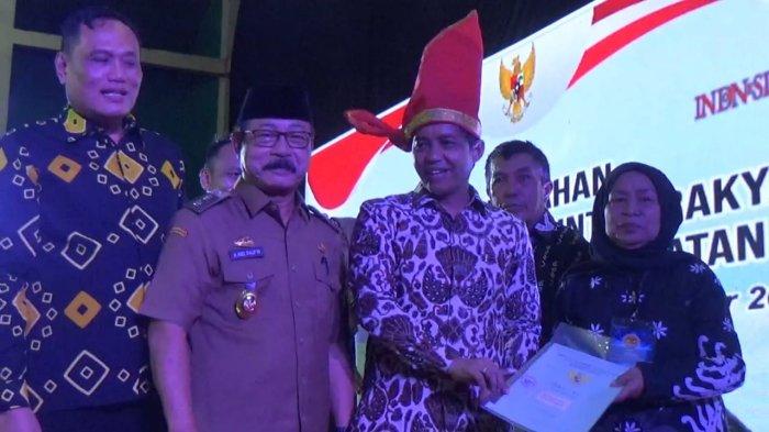 Wamen BPN Bagi-bagi 500 Sertifikat Gratis untuk Warga Gowa di GOR - Tribun-timur.com