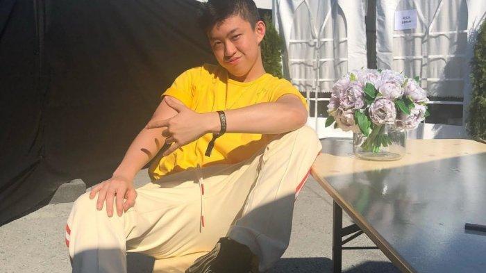 TRIBUNWIKI: Rilis Singel Internasional Yellow, Ini Profil Rapper ...