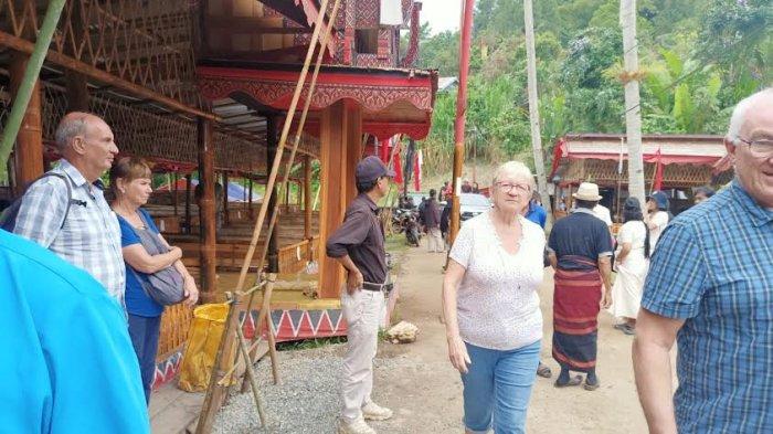 Banyak Bule Saksikan Prosesi Upacara Pemakaman Adat Rambu Solo Ne ...